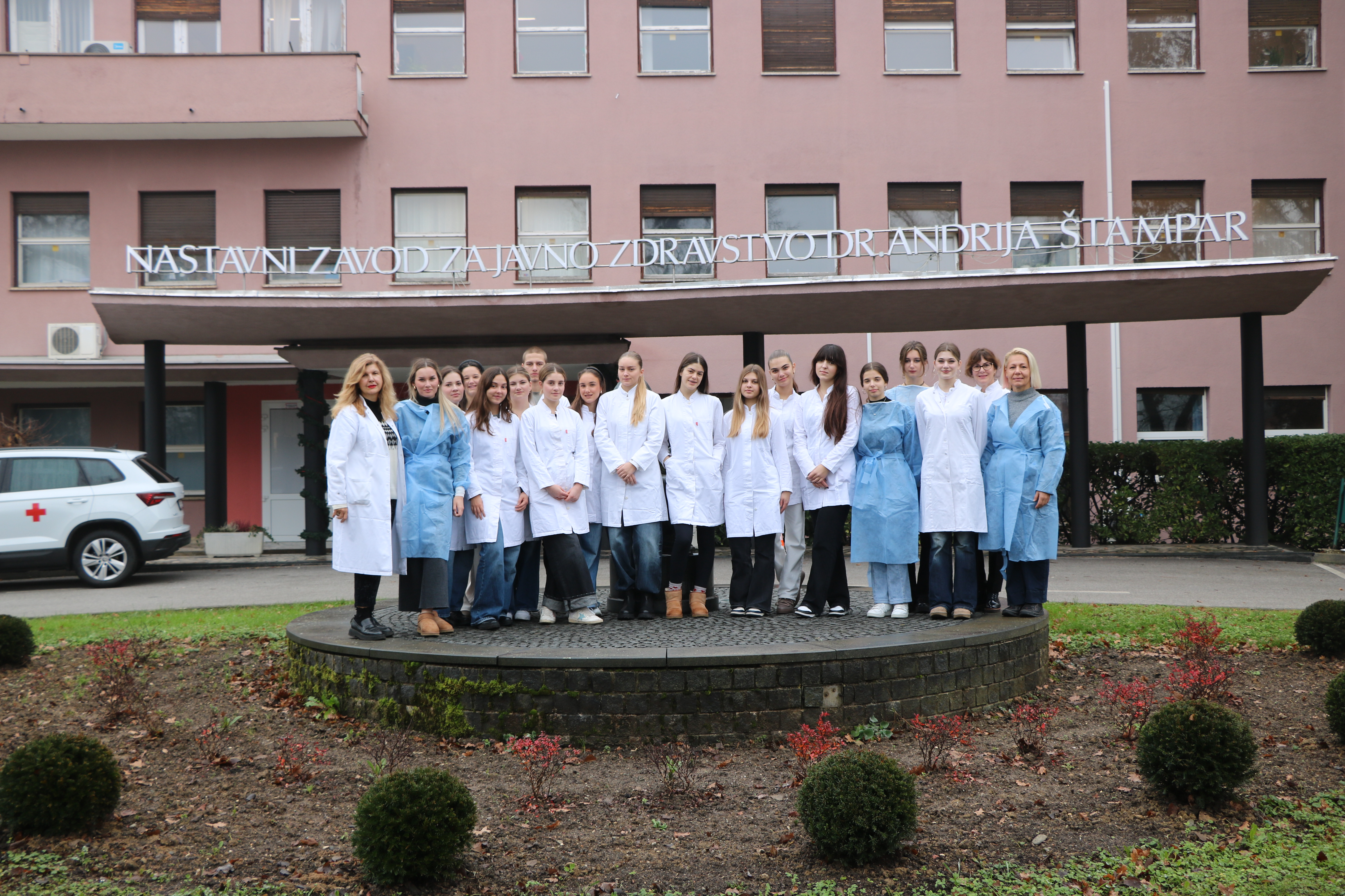 Učenici Zdravstvene škole – Split posjetili su laboratorije Službe za kliničku mikrobiologiju ...